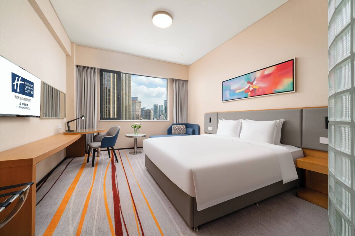 Quarto Standard, 1 cama king-size (High Floor) | Edredões de penas, cofre no quarto, secretária 
