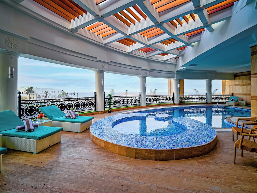 Piscina externa, espreguiçadeiras