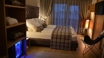 Quarto Quádruplo Deluxe | Roupa hipoalergénica, edredões de penas, cofre no quarto