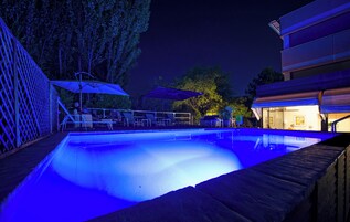 Piscina exterior, espreguiçadeiras 