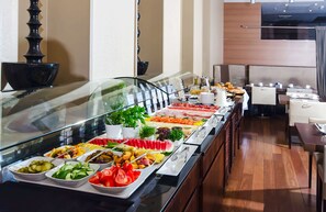 Café da manhã com buffet diário (PLN 75 por pessoa) 