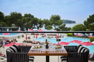 2 restaurantes: opção de almoço e jantar