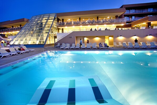 2 piscinas exteriores, guarda-sóis, espreguiçadeiras