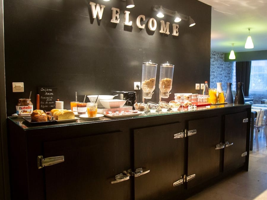 Pequeno-almoço tipo buffet diário (11 EUR por pessoa)