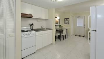 Suite, 1 quarto (New York) | Cozinha privada | Um frigorífico, um micro-ondas, uma placa de cozinha