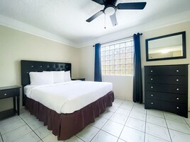 Cofres nos quartos, ferros/tábuas de passar roupa, berços (sobretaxa)