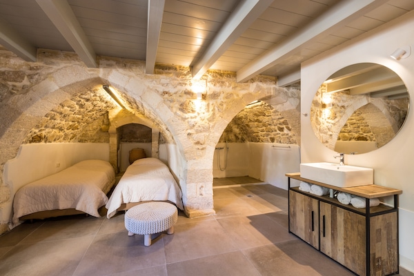 Villa (Myrthia) | 2 quartos, cofre no quarto, com decoração personalizada