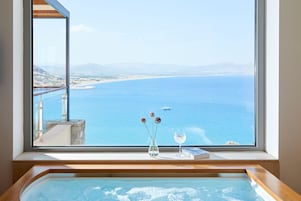 Dúplex, piscina privativa, vista para o mar (Maisonette) | Roupa hipoalergénica, minibar, cofre no quarto, secretária