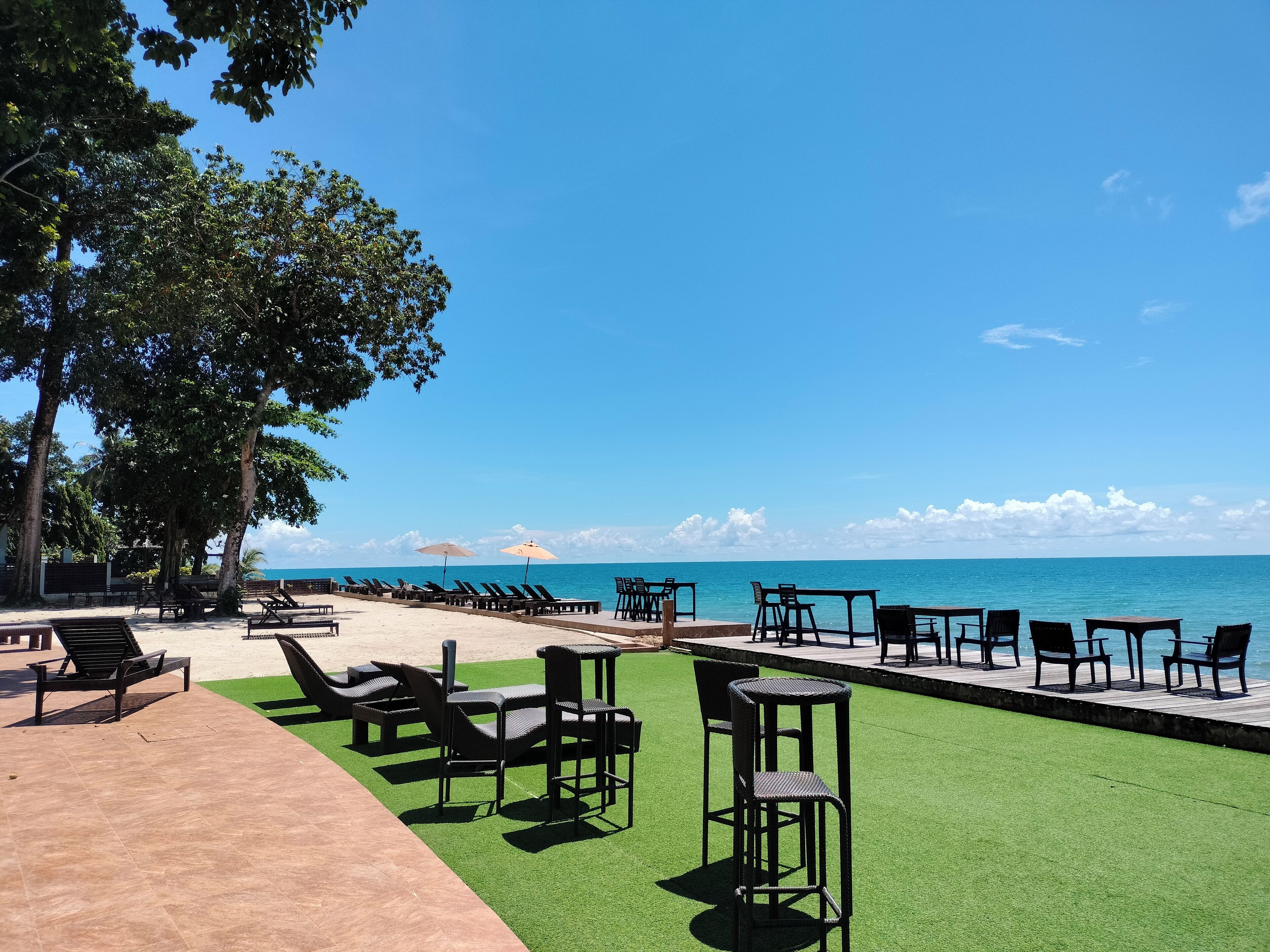 Terraço com espreguiçadeiras