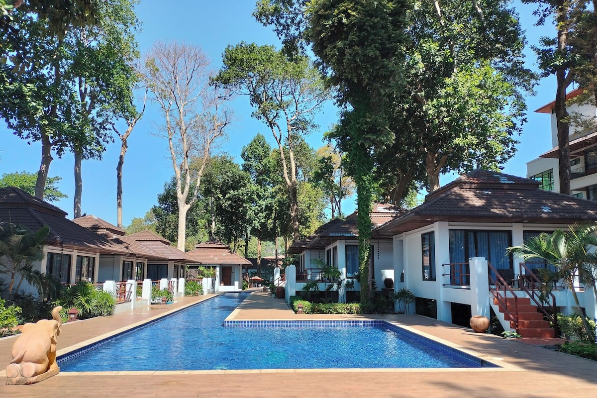 Poolside Villa | Área de estar | TV LCD 32 polegadas com canais via satélite, TV