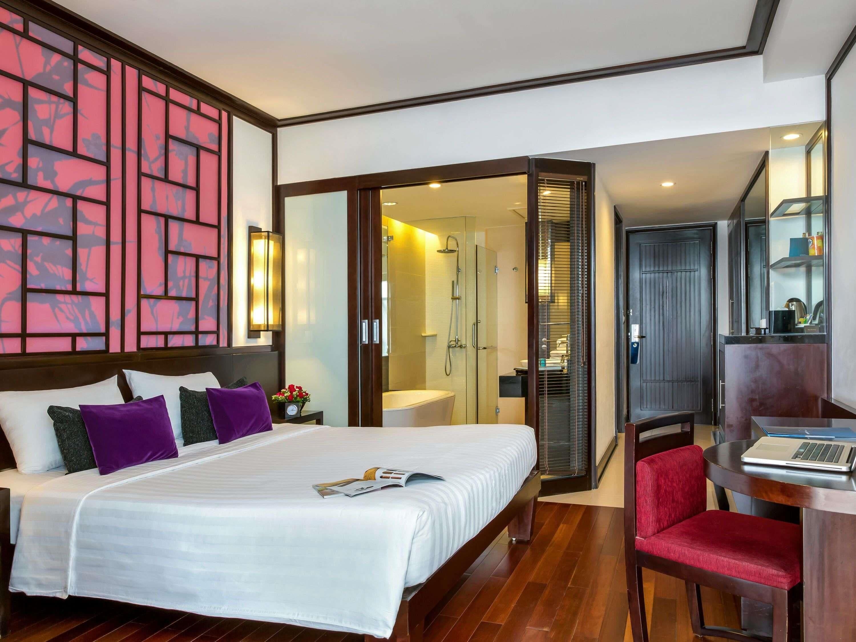 Minibar, cofre no quarto, secretária 