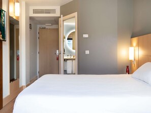 Edredões de penas, cofre no quarto, secretária 