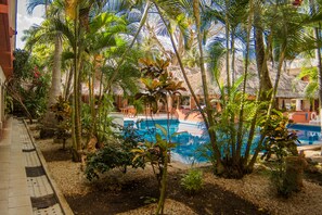 Piscina exterior, guarda-sóis, espreguiçadeiras 