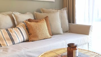 Apartamento luxo, 1 quarto | Área de estar | TV de tela plana