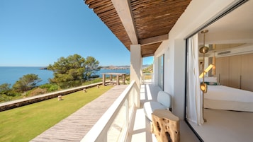 Epic Suite with Sea View- Entrance to Pacha Club Included | Roupa de alta qualidade, minibar, cofre no quarto