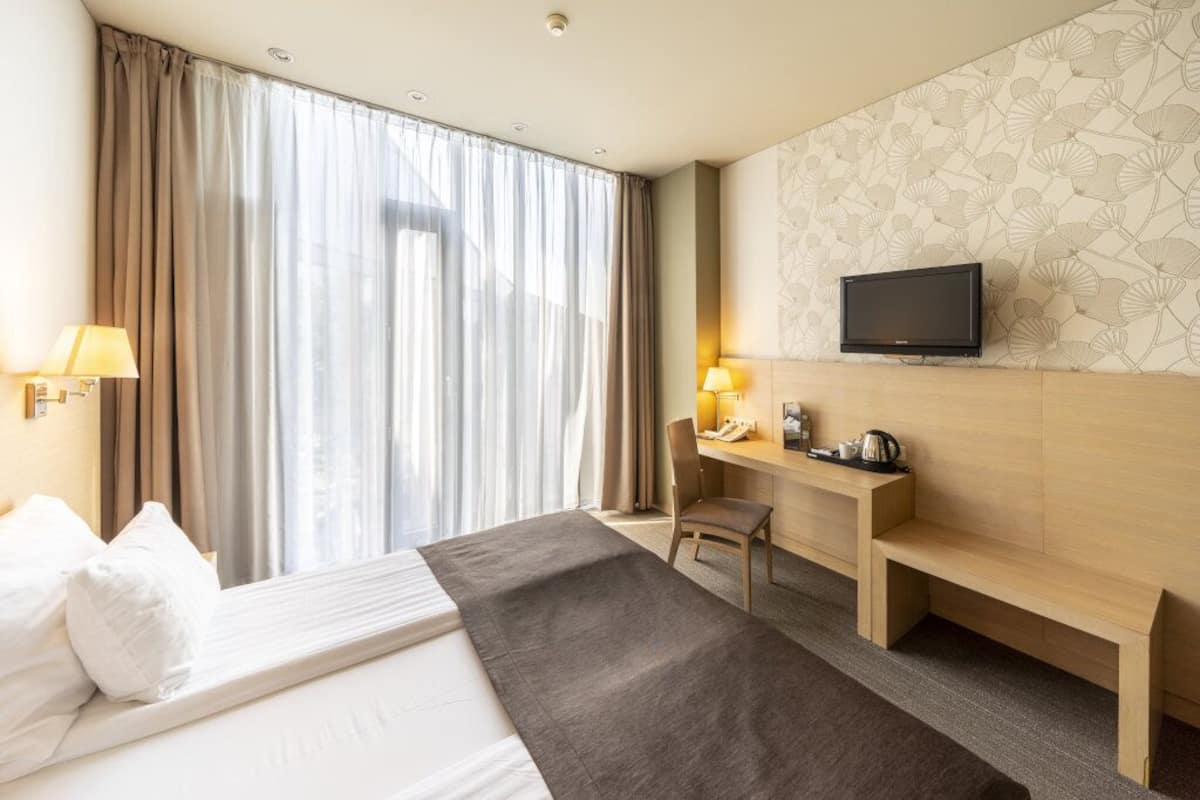 Minibar, cofre no quarto, secretária