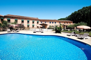 Piscina externa, funciona das 8h às 20h, guarda-sóis