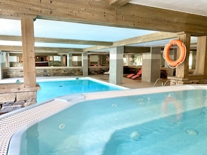 Piscina interna, espreguiçadeiras