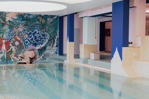 Piscina interior, espreguiçadeiras 