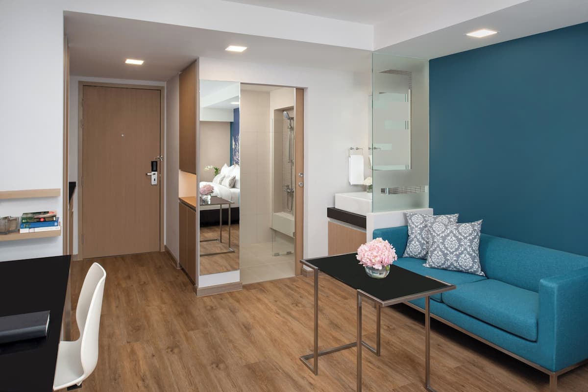 Estúdio executivo | Cofres nos quartos, escrivaninha, cortinas blackout