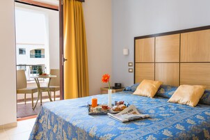 Minibar, cofre no quarto, secretária 