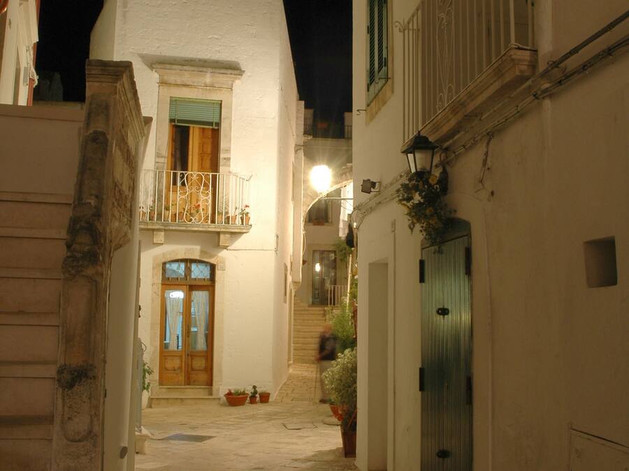 Fachada da propriedade à noite