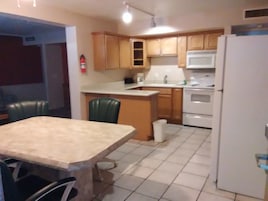 Suite, 2 quartos | Cozinha privada | Um frigorífico/congelador grande, um micro-ondas, um forno