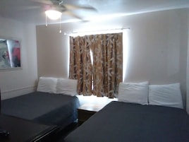 Suite, 2 camas de casal | Cortinas/cortinados opacos, ferro/tábua de engomar, Wi-fi grátis