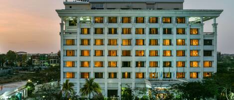 Um hotel com vários andares e design arquitetônico clássico, com uma placa grande no topo.
