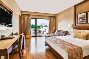 Quarto Nobre | Minibar, cofre no quarto, secretária 