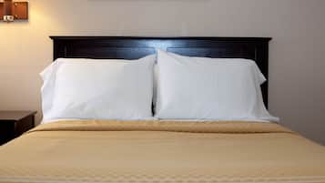 Quarto, 2 camas Queen, para não fumantes | Individualmente decorados, individualmente mobiliados, escrivaninha