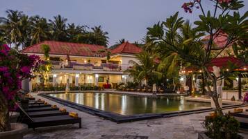 Piscina externa, espreguiçadeiras