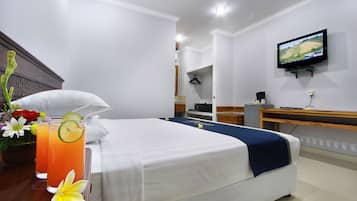 Minibar, cofre no quarto, secretária, cortinas/cortinados opacos