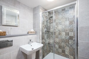 Quarto casal superior, 1 cama King | Banheiro | Secador de cabelo, toalhas de banho