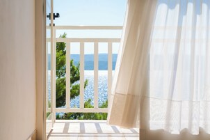 Quarto duplo standard, sacada, vista parcial para o mar | Cofres nos quartos, escrivaninha, Wi-Fi de cortesia, roupa de cama