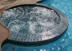 Piscina externa, funciona das 7h às 22h, guarda-sóis, espreguiçadeiras