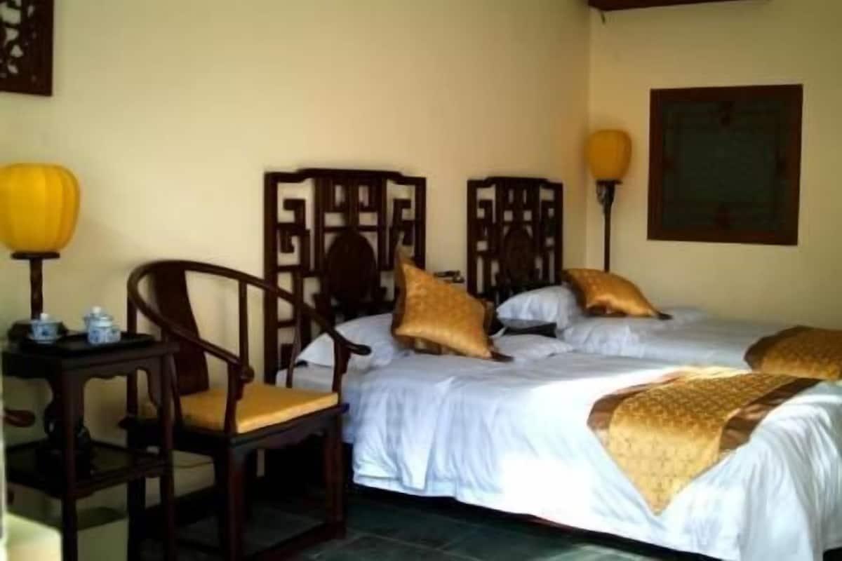 Quarto Standard, 1 cama king-size, junto ao pátio | Secretária, cortinas/cortinados opacos, ferro/tábua de engomar