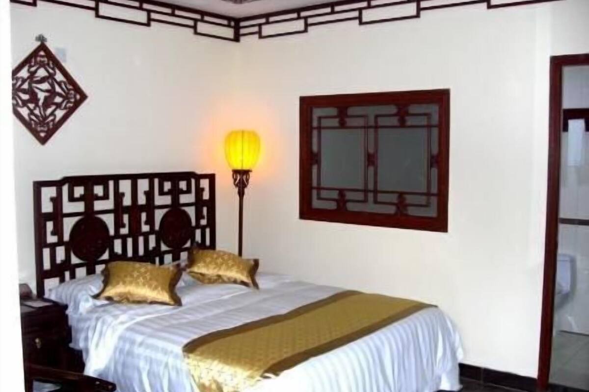 Quarto Deluxe, 1 cama king-size, junto ao pátio | Secretária, cortinas/cortinados opacos, ferro/tábua de engomar