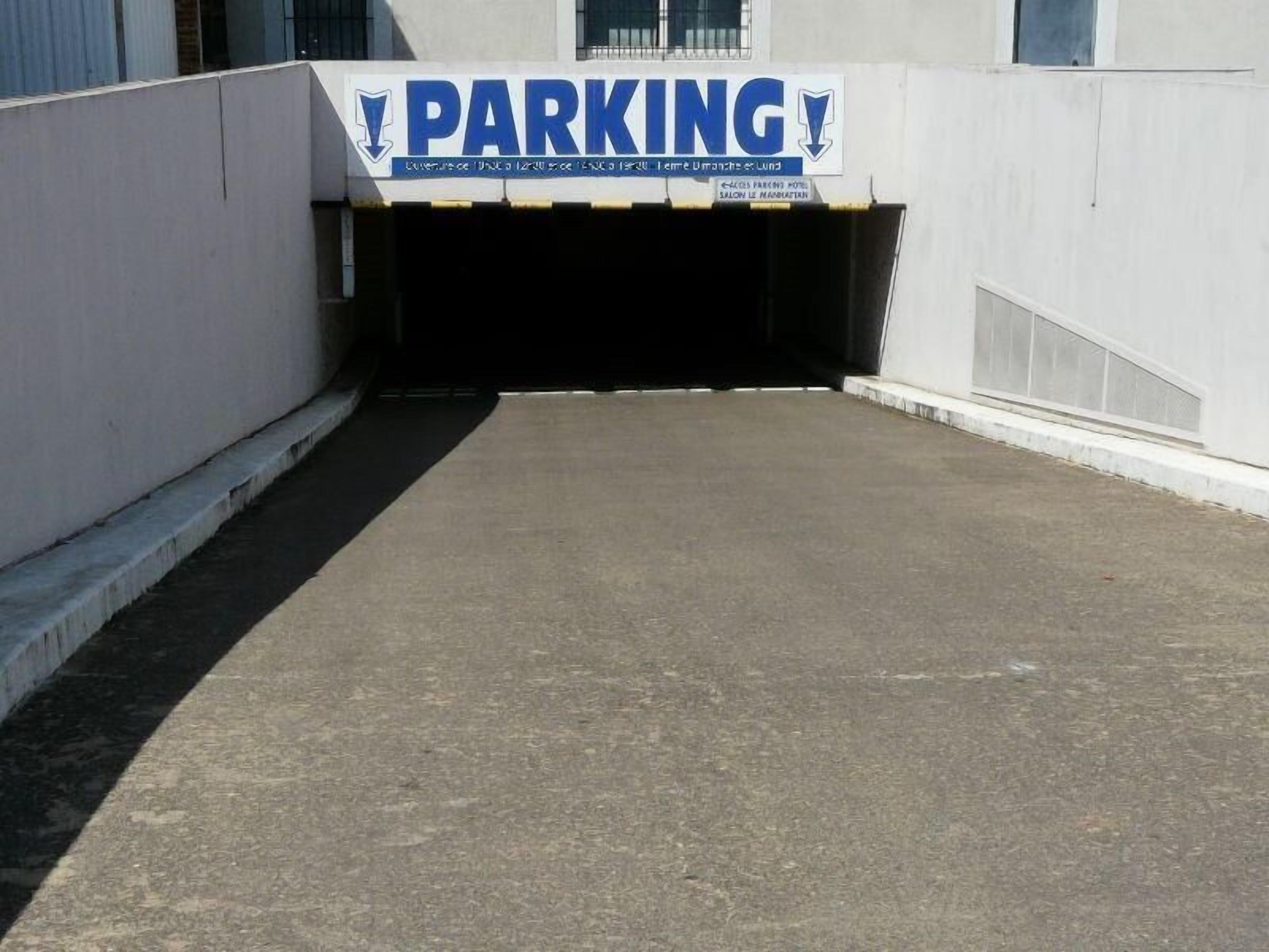 Uma área de estacionamento com uma placa indicando 'PARKING'.