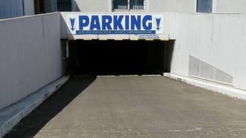 Uma área de estacionamento com uma placa indicando 'PARKING'.