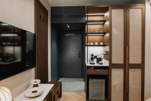 Quarto casal clássico | Frigobar, cofres nos quartos, escrivaninha, cortinas blackout