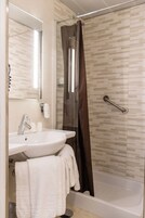 Chuveiro, produtos de toalete grátis, secador de cabelo, chinelos