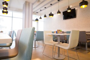 Café da manhã com buffet todos os dias (EUR 10.50 por pessoa) 