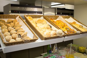 Café da manhã com buffet todos os dias (EUR 10.50 por pessoa) 
