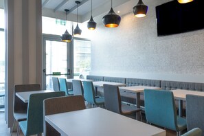 Pequeno-almoço tipo buffet diário mediante uma taxa 