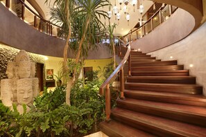 Serviço de café da manhã, almoço, jantar; vistas para a piscina