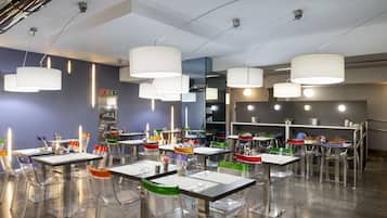 Pequeno-almoço tipo buffet diário (16 EUR por pessoa)