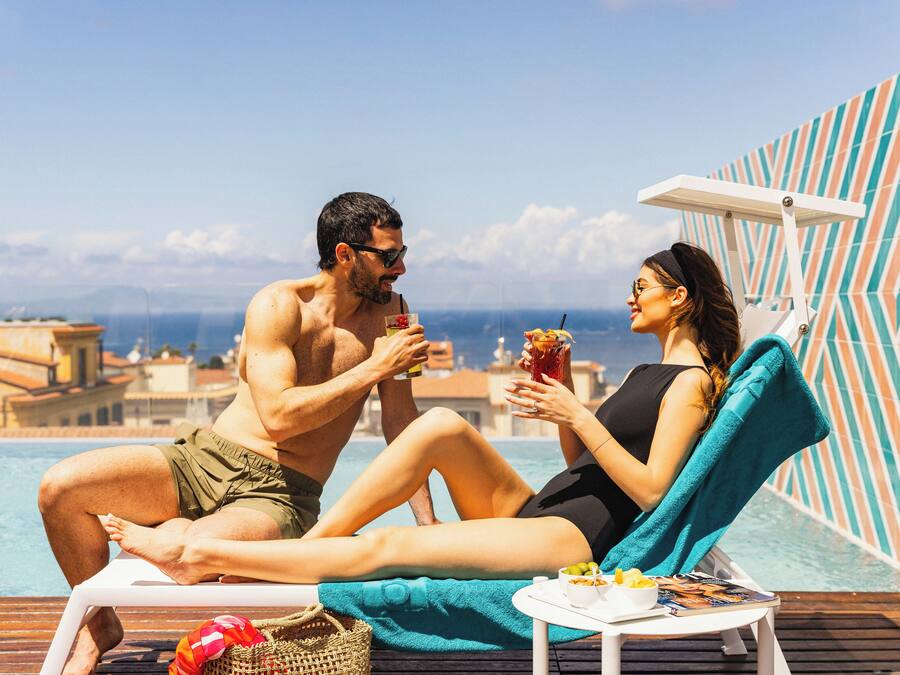 Terraço com espreguiçadeiras