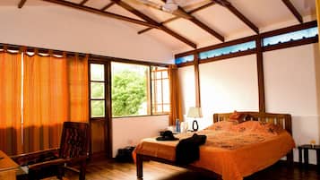 Casa de campo luxo | Cofres nos quartos, escrivaninha, ferros/tábuas de passar roupa