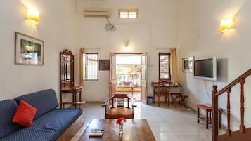 Cofre no quarto, secretária, ferro/tábua de engomar, Wi-fi grátis